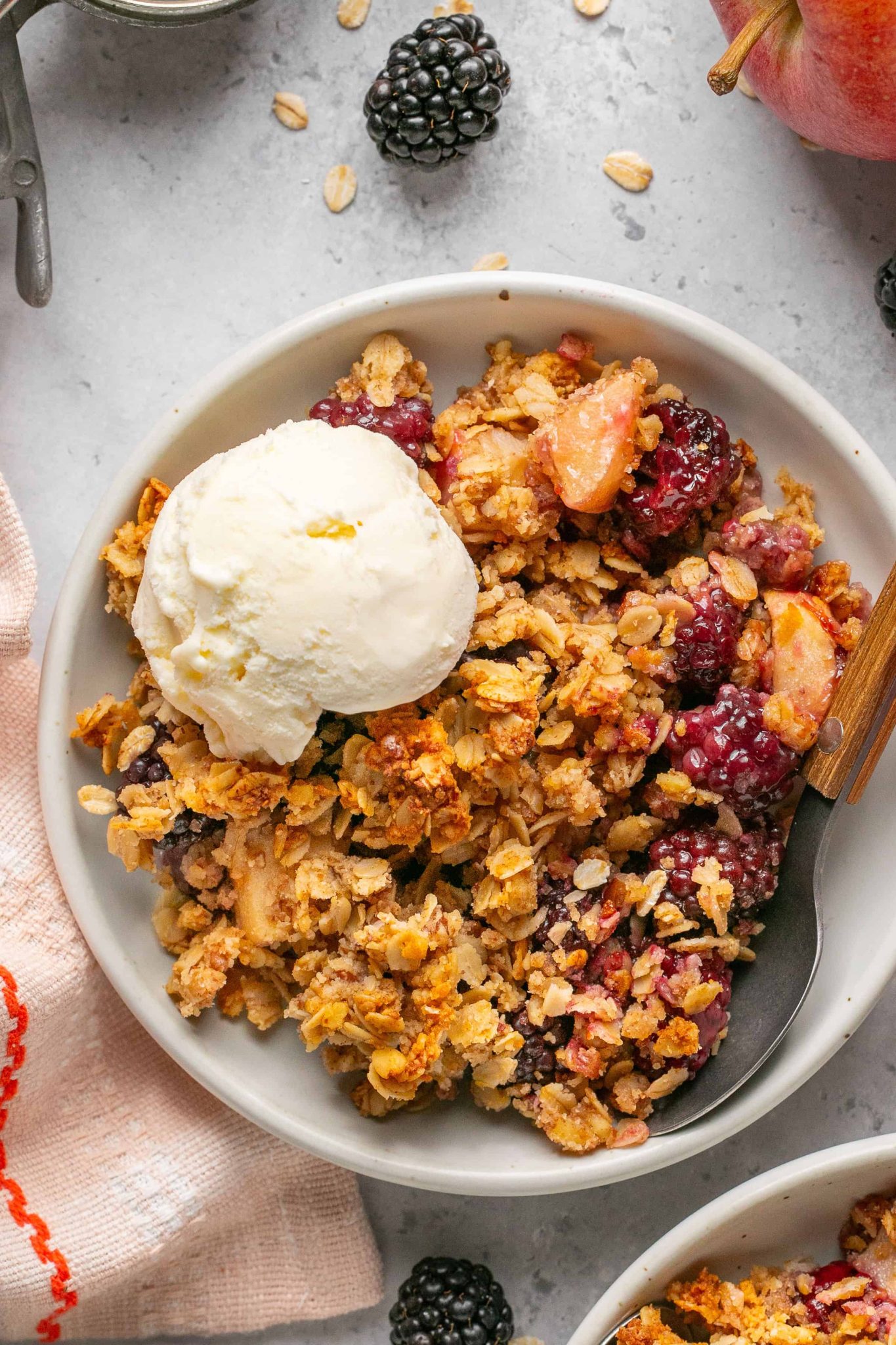 Apple and Blackberry Crumble (An Easy Recipe)